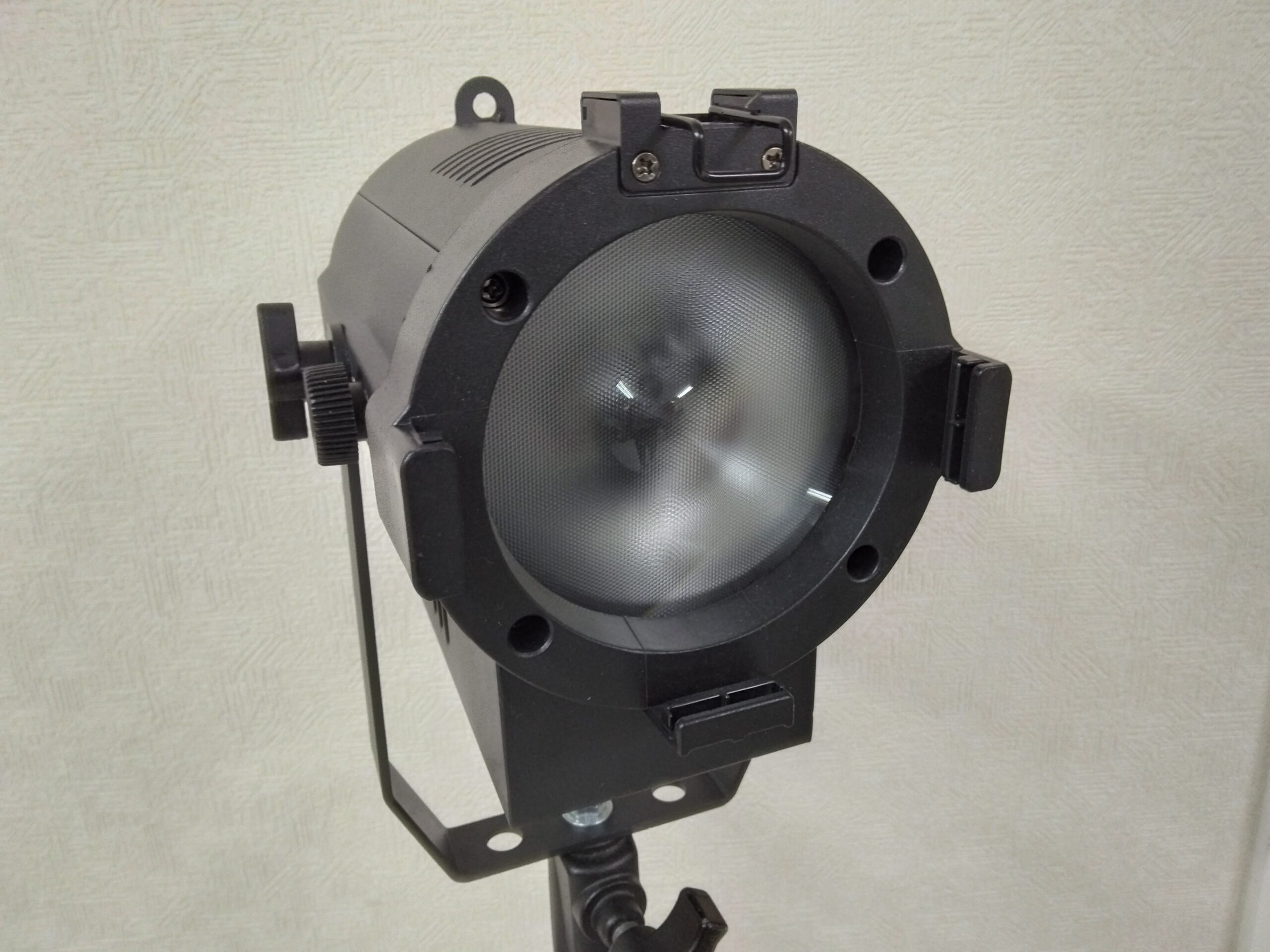 MINI FRESNEL 40C ZOOM – GONG INTERNATIONAL